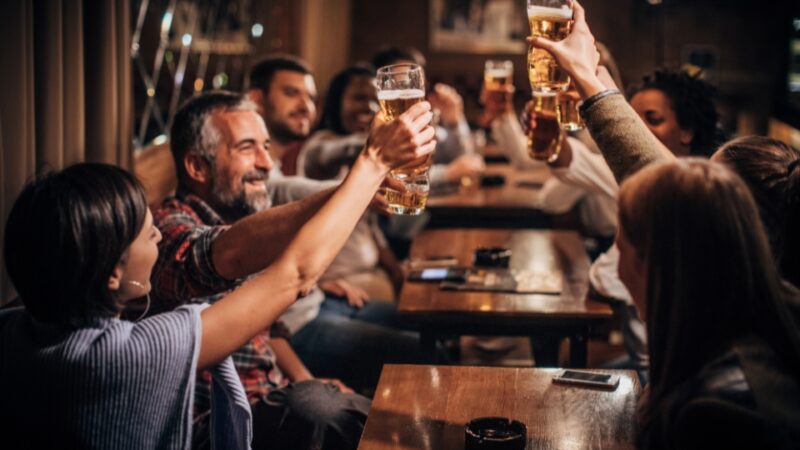 Inauguração de bar: Dicas para conquistar e fidelizar clientes.